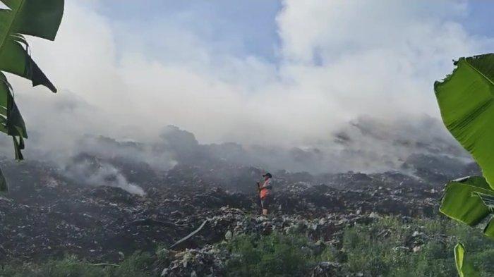 Siaga Darurat Dicabut, Asap Pekat Kembali Mengepul di TPA Sente - Tribun-bali.com