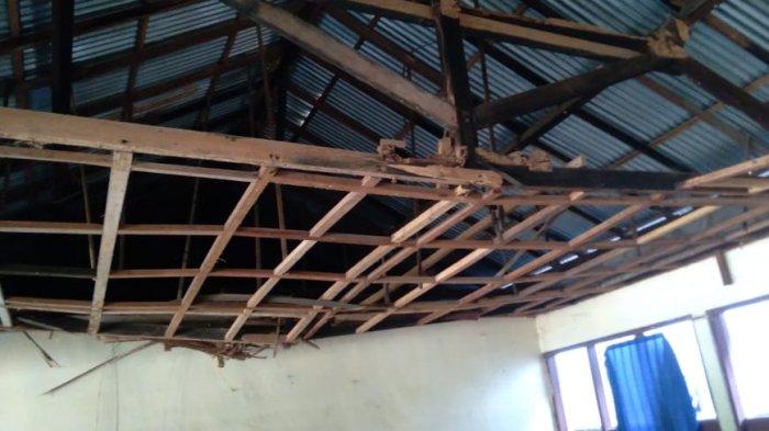 Atap Tiga Ruang Kelas SDN 6 Bondalem Buleleng Nyaris Roboh, Siswa Diungsikan ke Aula - Tribun ...