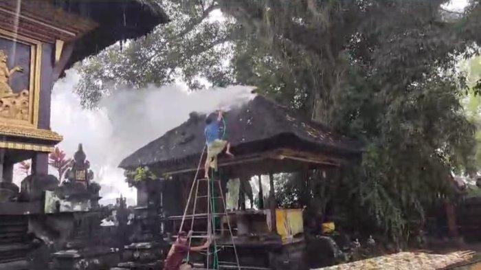 Tersambar Petir Saat Hujan Deras, Atap Piyasan Pura Puncak Jati Desa ...