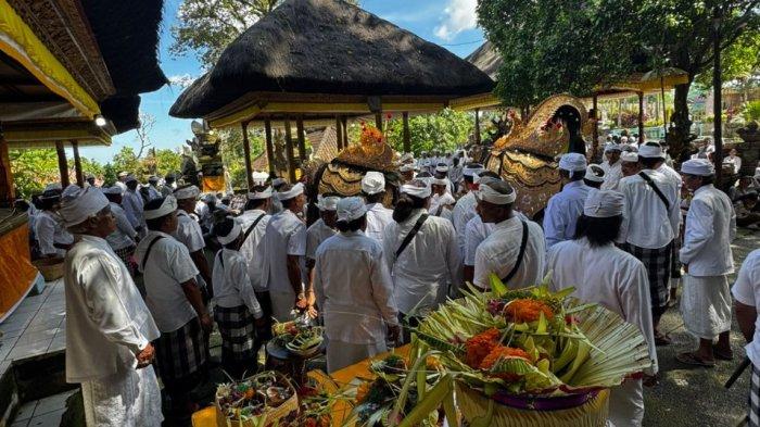 Atasi Sampah Saat Piodalan Di Pura Sakti Manuaba Bali, Desa Adat ...