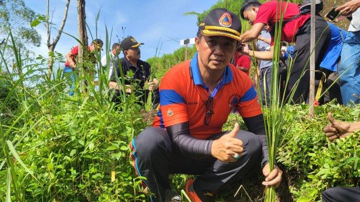 BPBD Karangasem Tanam Ribuan Bibit Pohon di Temukus - Tribun-bali.com