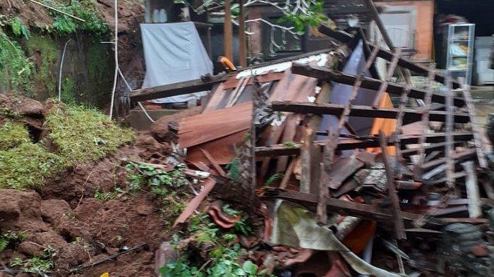 Tiga Bangunan Pura Dhang Kahyangan Griya Sakti Bukit Bangli Alami Kerusakan Akibat Longsor ...