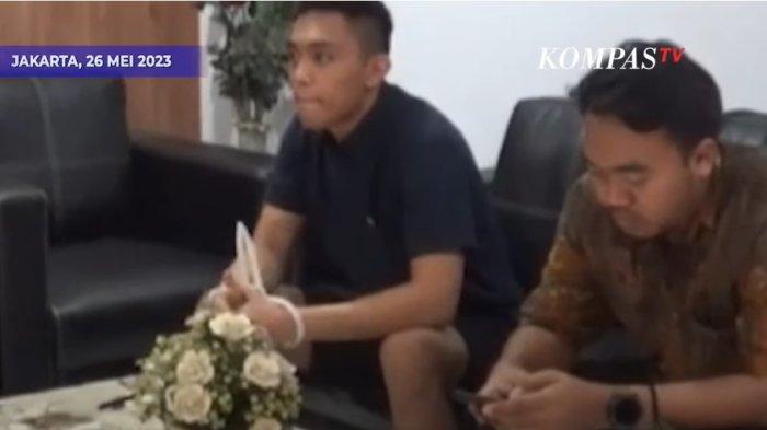 VIRAL! Video Mario Dandy Memasang Tali Ties Sendiri, Kapolda Metro Jaya Sampaikan Permintaan ...