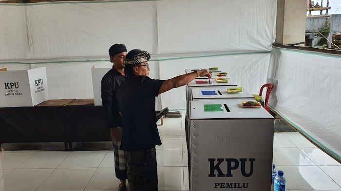 Giri Prasta Gunakan Hak Pilihnya di TPS 1, Datang Bersama Istri dan ...