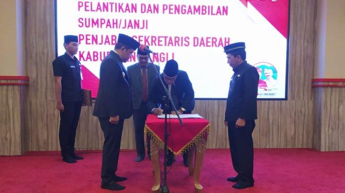 Bupati Bangli Lantik I Made Ari Pulasari Jadi Pj Sekda, Jaga Stabilitas ...