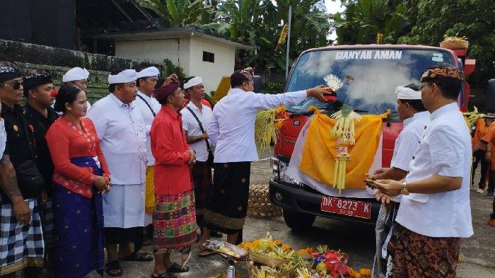 Bupati Mahayastra Sudah Sebar 50 Truk! Diberikan ke Banjar dan Desa untuk Penanganan Sampah ...
