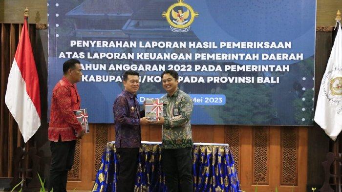 Terima Laporan LKPD Tahun 2022, Klungkung Raih Opini WTP 8 Kali Berturut-turut - Tribun-bali.com