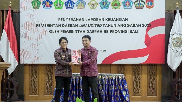Bupati Giri Prasta Serahkan LKPD Ke BPK Perwakilan Bali - Tribun-bali.com