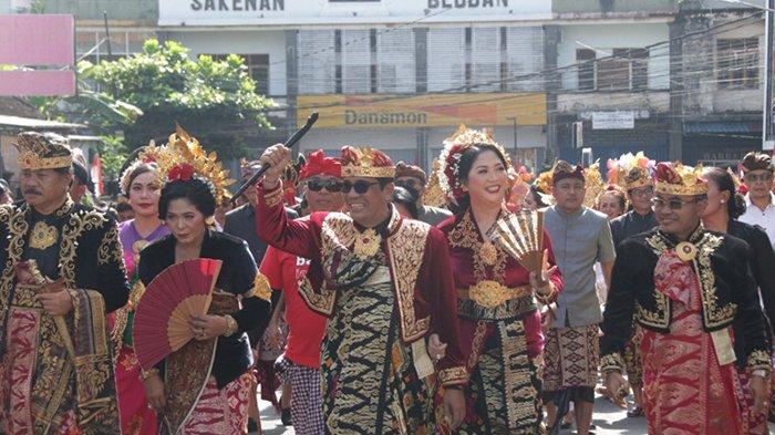 Berparade Pakaian Adat Bali, Bupati Sanjaya Buka Parade Budaya Nusantara Semarak HUT ke-529 ...