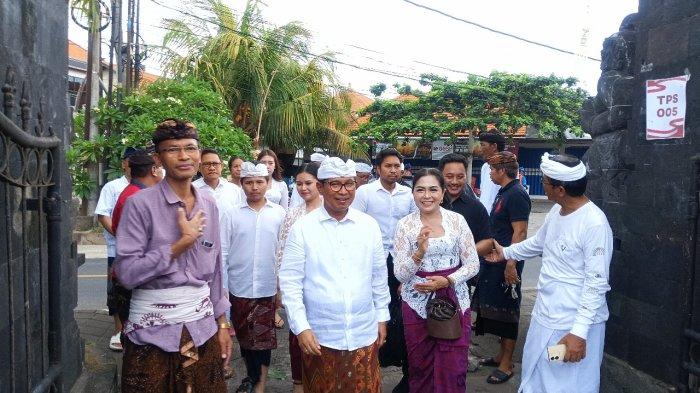 Pilkada Badung, Adi Arnawa Bersama Istri Berjalan Kaki ke TPS 005 ...