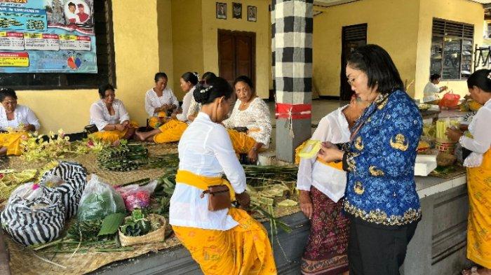 Disnaker Gianyar Bali Beri Pelatihan Pembuatan Banten - Tribun-bali.com