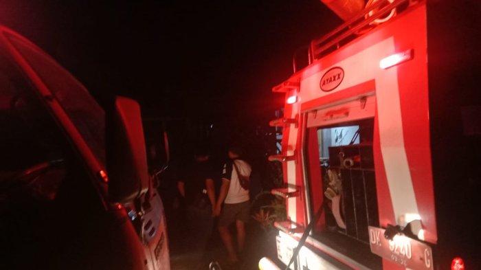 Ditinggal Mandi, Gerombong Milik Kardika Dilalap Api di Pejaten Tabanan ... Ditinggal Mandi, Gerombong Milik Kardika Dilalap Api di Pejaten Tabanan ...