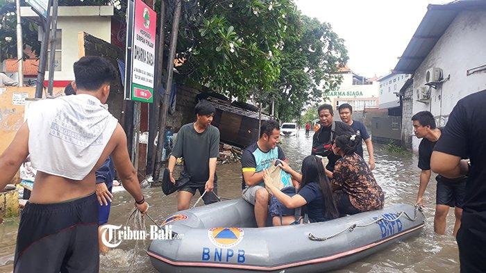 Tunggu Air Surut, Korban Banjir di Jalan Pura Demak Denpasar Diungsikan ke Masjid dan Rumah ...
