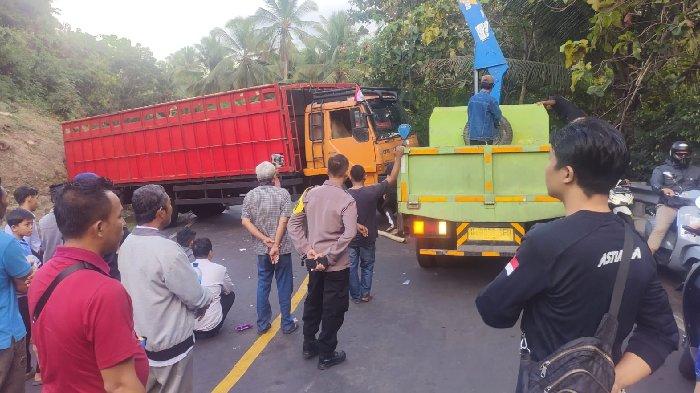 Truk Muat Besi Pecah AS, Bikin Macet Panjang di Lalanglinggah Selemadeg ...