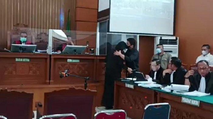 Cium Tangan serta Pelukan Ferdy Sambo dan Putri Candrawathi Sebelum Bertemu Orangtua Brigadir J ...