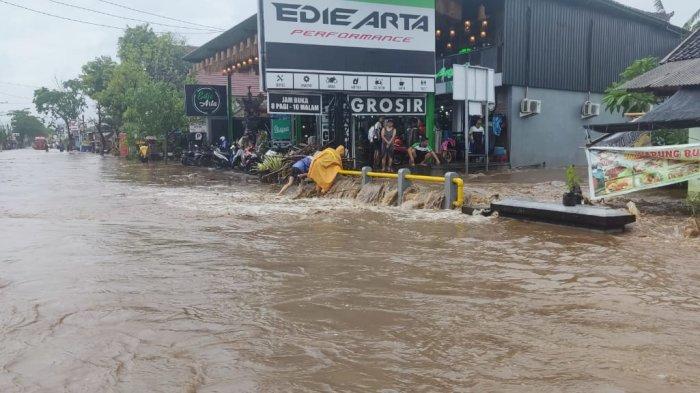 Air Sungai Meluap, Ratusan Rumah di Desa Tangguwisia Terendam Banjir - Tribun-bali.com