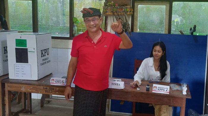 Gede Dana Datang Bersama Keluarga di TPS 27 Desa Datah, Imbau untuk ...