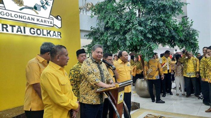 Gibran Cium Tangan Tokoh Golkar, Terima Surat Dukungan Jadi Cawapres di Rapimnas - Tribun-bali.com
