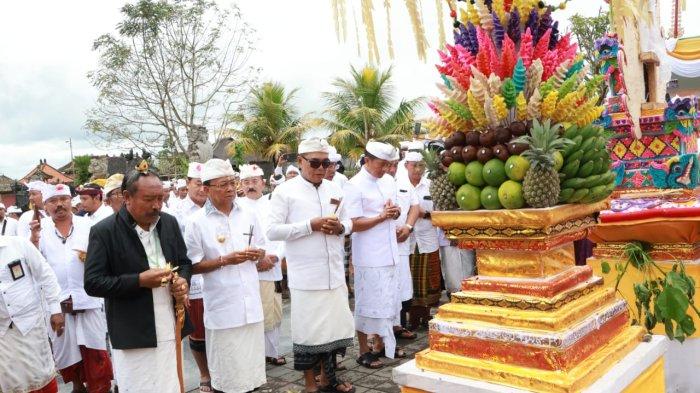 Gubernur Koster Gelar Upacara Pemelaspas Fasilitas Kawasan Suci Pura ...