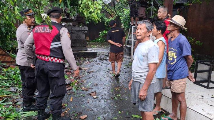 Hujan Deras Disertai Angin Kencang Robohkan Pohon Gatep Hingga Timpa ...