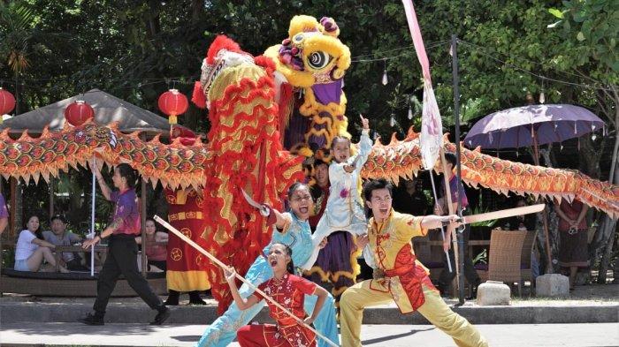 Imlek, Ratusan Orang Sembahyang di Kongco Dwipayana Denpasar, Barongsai ...