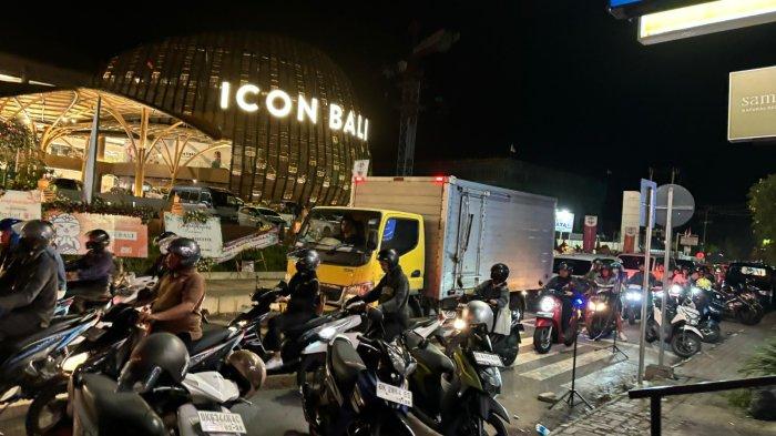 JALAN MACET di Depan Mall Icon Bali, Roda Dua Lewati Gang Pribadi Villa ...