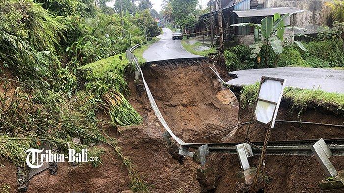 Intensitas Hujan Tinggi, Jembatan Penghubung Kecamatan Marga dan Baturiti Tabanan Putus - Tribun ...