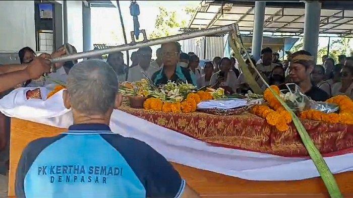 Layon Mantan Bupati Jembrana dan Istri Dikremasi, Soal Hasil Autopsi ... Layon Mantan Bupati Jembrana dan Istri Dikremasi, Soal Hasil Autopsi ...