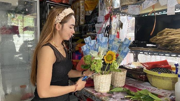 Laris Manis di Hari Guru, Riyani Florist Jual 100 Bucket, Untung Hingga ...