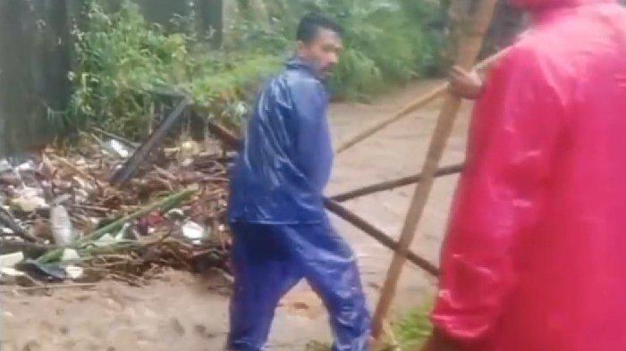 Pendangkalan Sungai, Jalan Utama di Desa Dawan Kelod Klungkung Bali ...