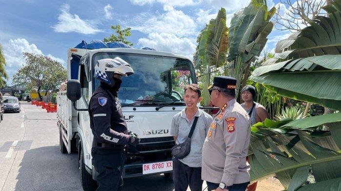 Kapolres Badung Turun Langsung Tertibkan Kendaraan yang Parkir Sembarangan di Jalan Mengwitani ...