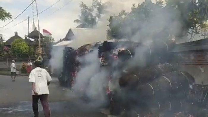 Diduga Orang Buang Puntung Rokok Sembarangan, Ijuk Milik I Ketut Reken Terbakar di Mambal Badung ...
