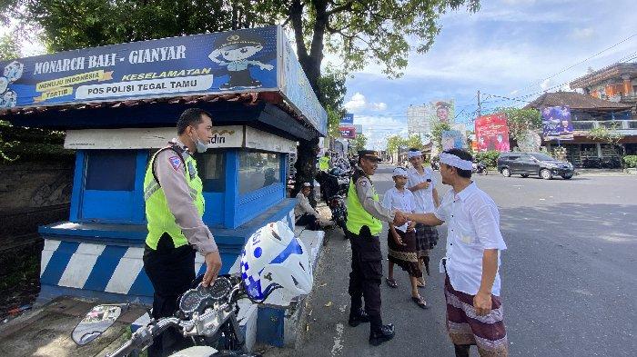 Upacara Mepeed, Arus Lalulintas Jalan Raya Batubulan Gianyar Bali ...