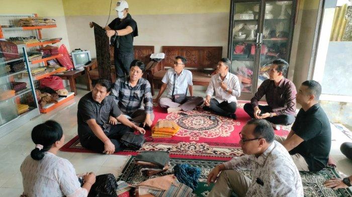 Para Perajin Kain Rang-Rang dan Cepuk di Desa Tanglad Nusa Penida ...