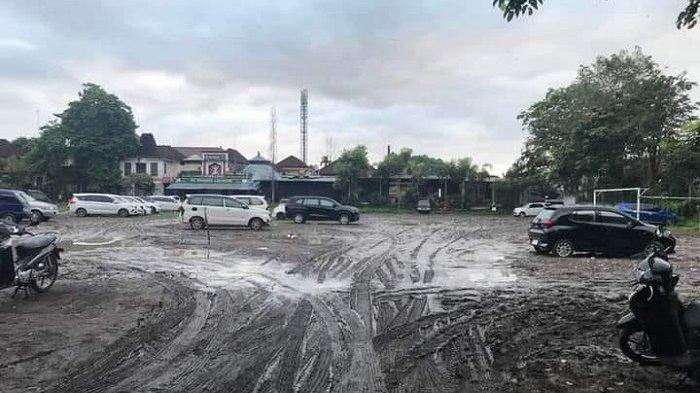 Parkiran Lapangan Ubud Becek, ini Tanggapan Dishub Gianyar - Tribun ...