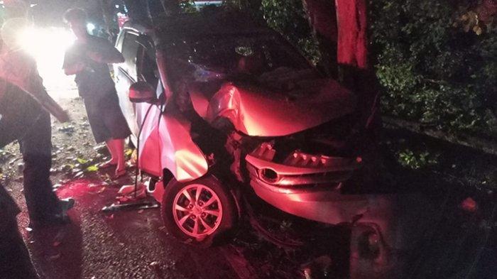 Ringsek, Mobil Silver Oleng Tabrak Pohon Perindang di Jembrana - Tribun ...