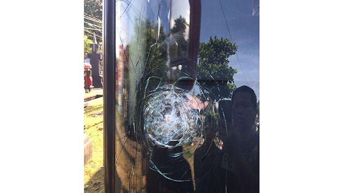 Kaca Depan Bus Malam Dilempar Batu hingga Pecah, Satu Dewasa dan Dua ...