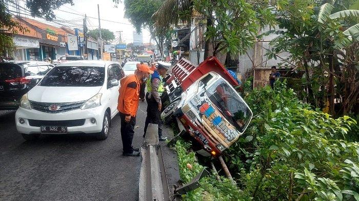 Truk Terpelosok di Jalan Raya Canggu, Nyawa Arifin Tak Bisa ...