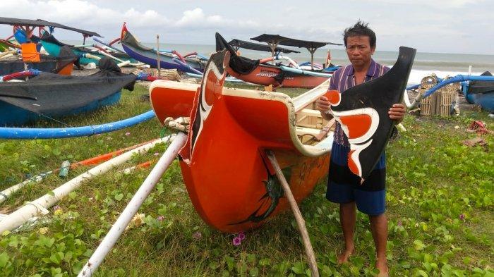 Nelayan Yeh Gangga Tabanan Digulung Ombak, Jukung Fiber Rusak dan Tutup Mesin Tempel Hilang ...