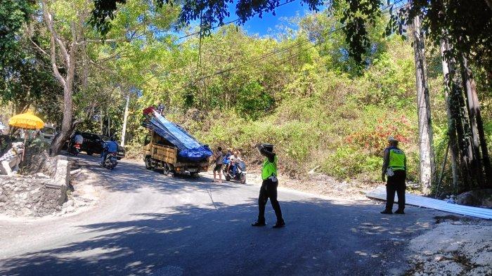 Langgar Rambu, Sopir Truk Muatan Material Bangunan yang Mogok di ...