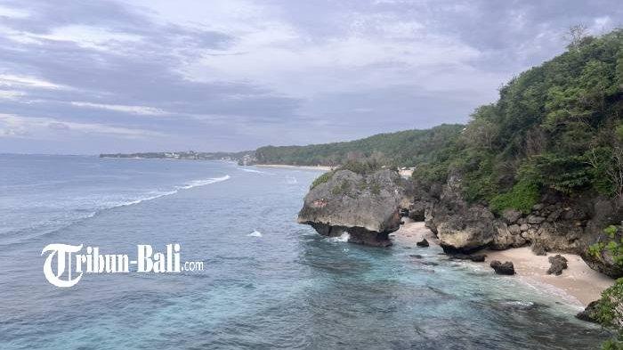 Sembunyi Dibalik Tebing, Inilah Keindahan Pantai Thomas di Uluwatu Bali ...