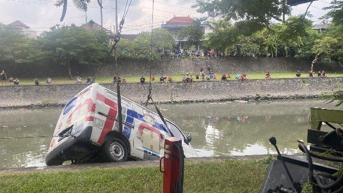 Mobil Ekspedisi Terjun Bebas di Taman Pancing Denpasar, JNE Klaim Ada ...