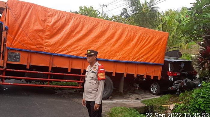 Truk Fuso Tak Kuat Nanjak Hantam 2 Kendaraan, Mundur Lalu Gencet Mobil di Pekutatan Jembrana ...