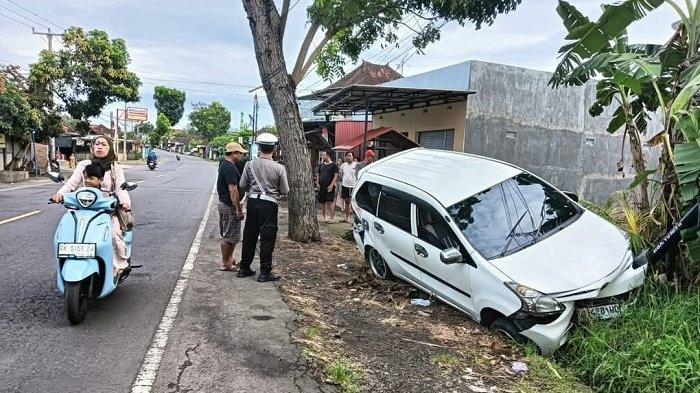 Nyoman Sumerta Banting Stir ke Kiri, Mobil Putih Jatuh ke Got di Jalur ...
