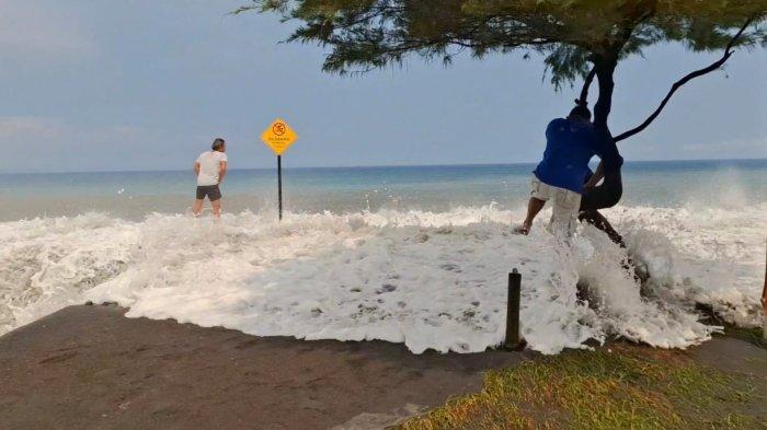 Ombak Tinggi Terjang Pesisir Pantai Tegal Besar Hingga Lepang Klungkung ...