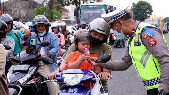 Ops Keselamatan Agung 2023 Polresta Denpasar Di Simpangg Cargo, Bagikan Bunga dan Coklat ...