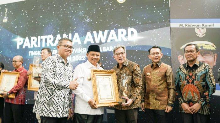 Optimalkan Jamsostek, bank bjb Raih Paritrana Award 2022 Tingkat Provinsi Jawa Barat - Tribun ...