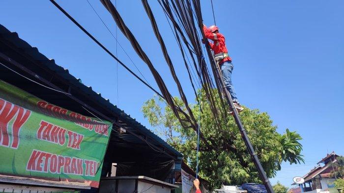 PLN Icon Plus Bali Nusra Lakukan Perapihan Kabel Fiber Optik dari Jalan ...