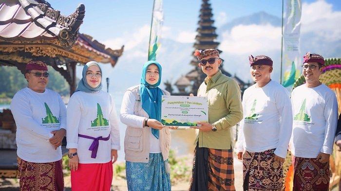 Peduli Kesehatan Lingkungan, Pegadaian Sebarkan Eco Enzyme di Danau ...