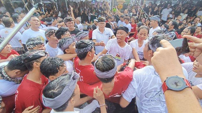 Digelar Sejak Abad ke-17, Omed-omedan Pernah Dilarang Penjajah Belanda ...